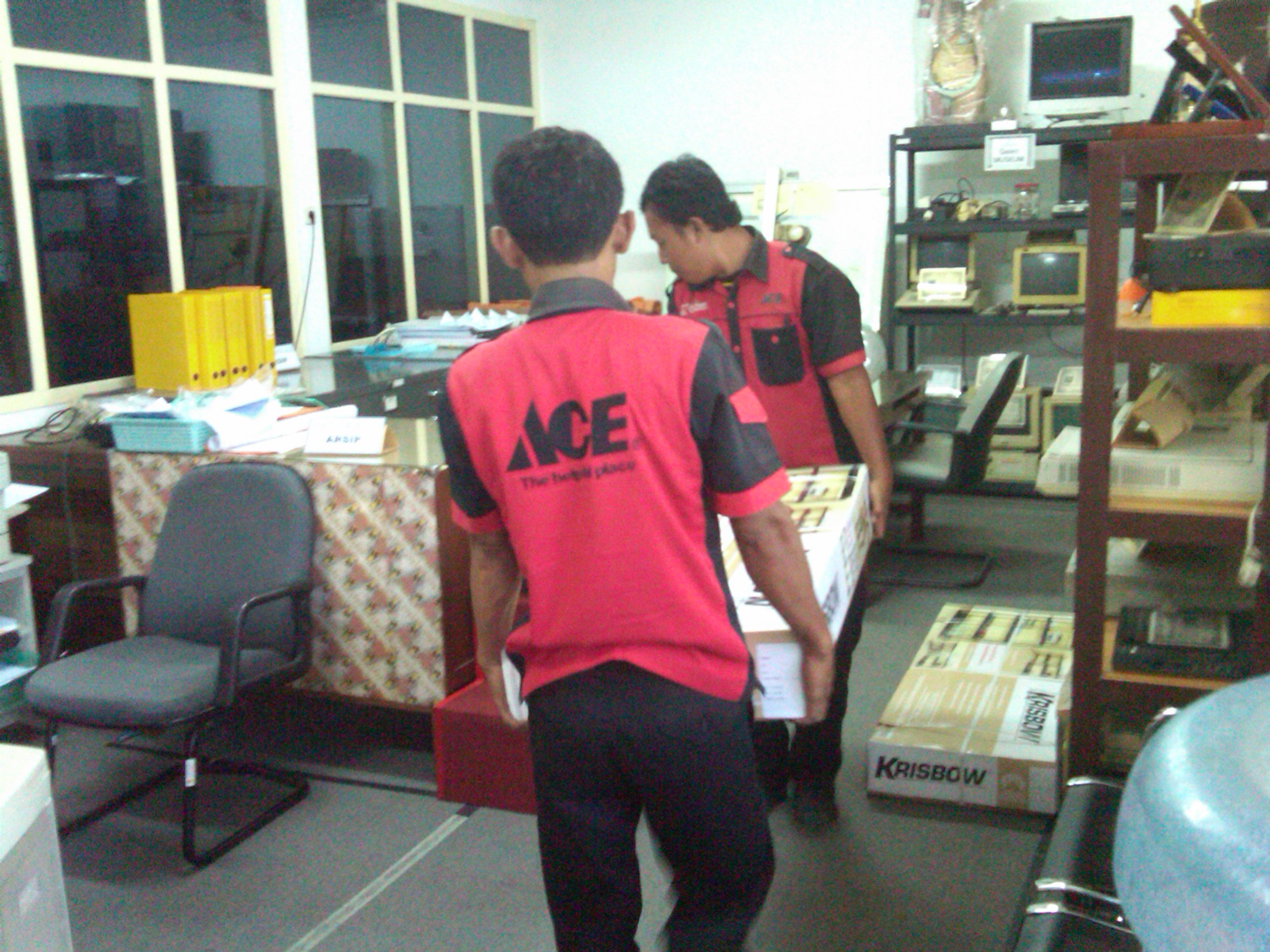 Pusat Arsip dan Museum UBAYA dilengkapi dengan Rak Display Aset Museum ...