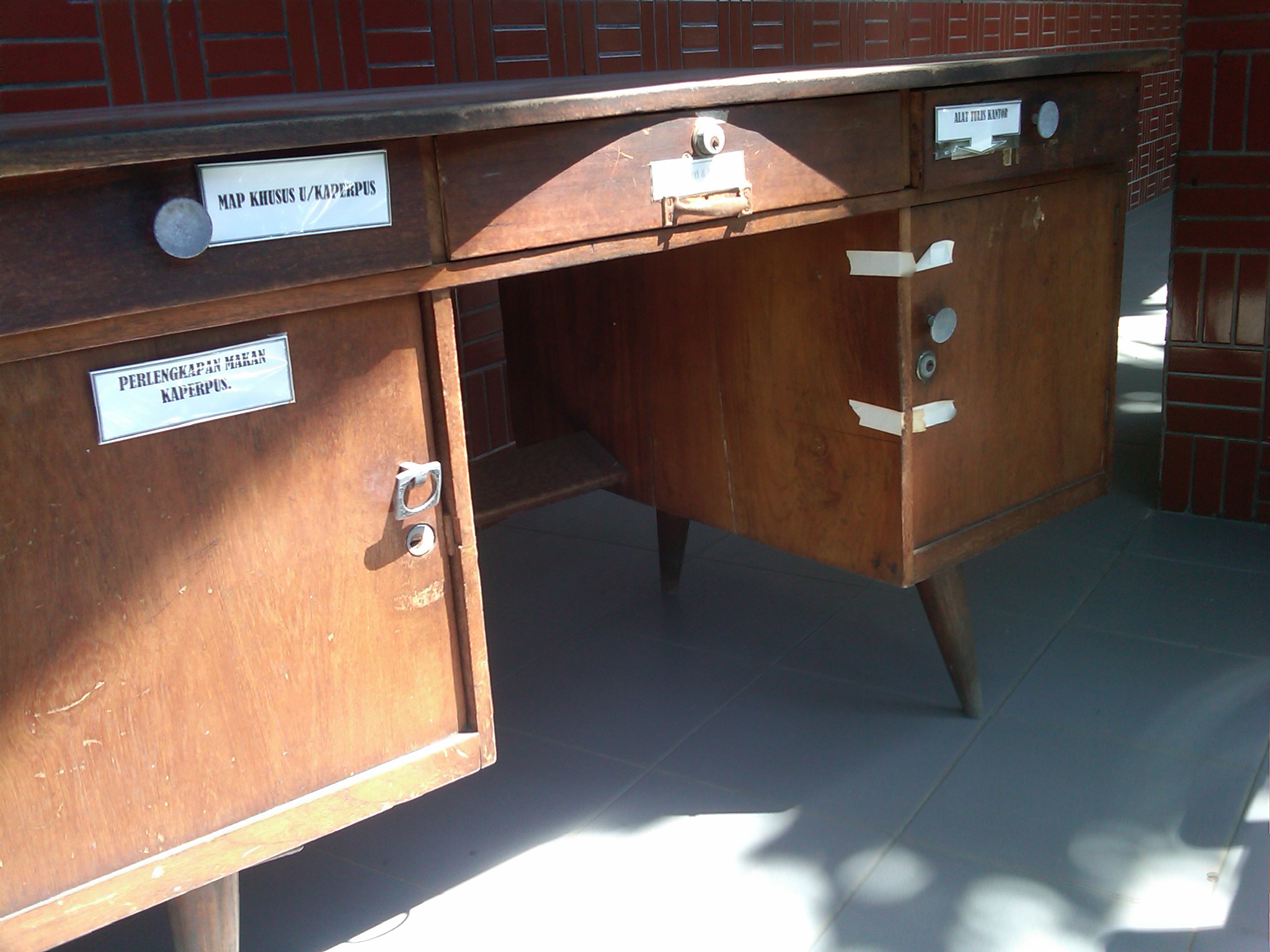 Galeri PHOTO - MEJA KERJA ANTIK 1977 - Pusat Arsip dan Museum UBAYA