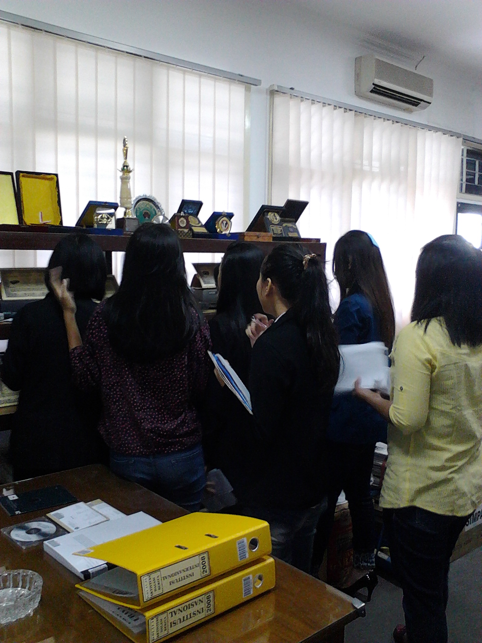 Kunjungan Studi Mahasiswa Prodi Sekretari Poltek UBAYA - Pusat Arsip ...